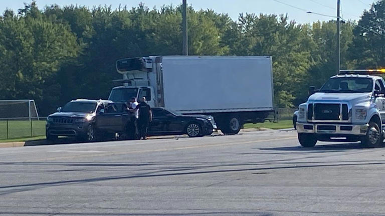 Multiple crews respond to multi-vehicle crash in Mishawaka