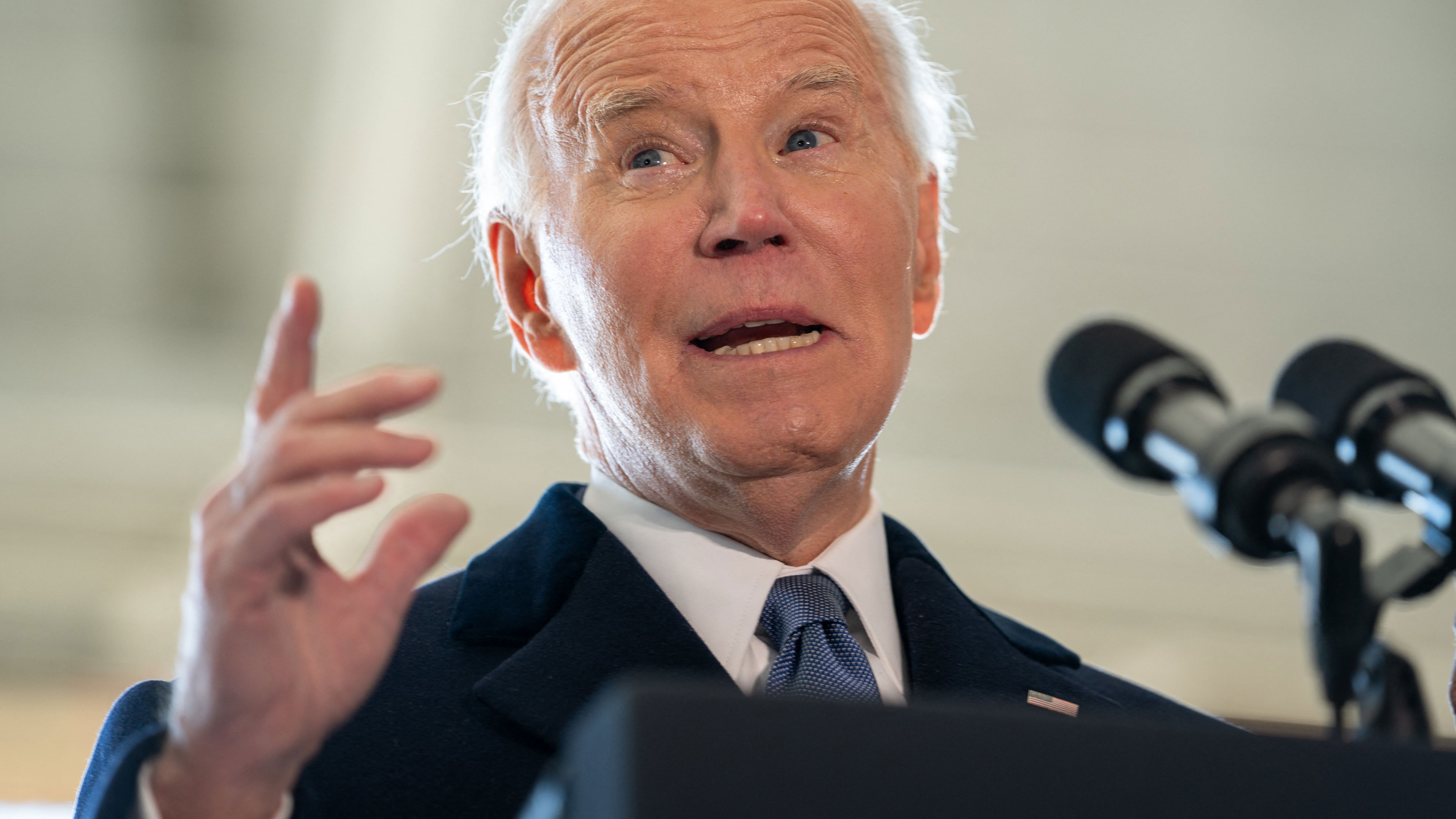 Joe Biden z tajemniczym opatrunkiem na głowie. Jest komunikat