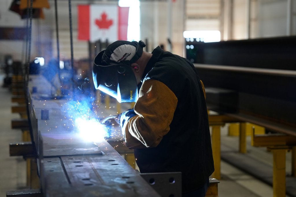‘Warning lights are flashing,’ economist says as unemployment hits 7.1%