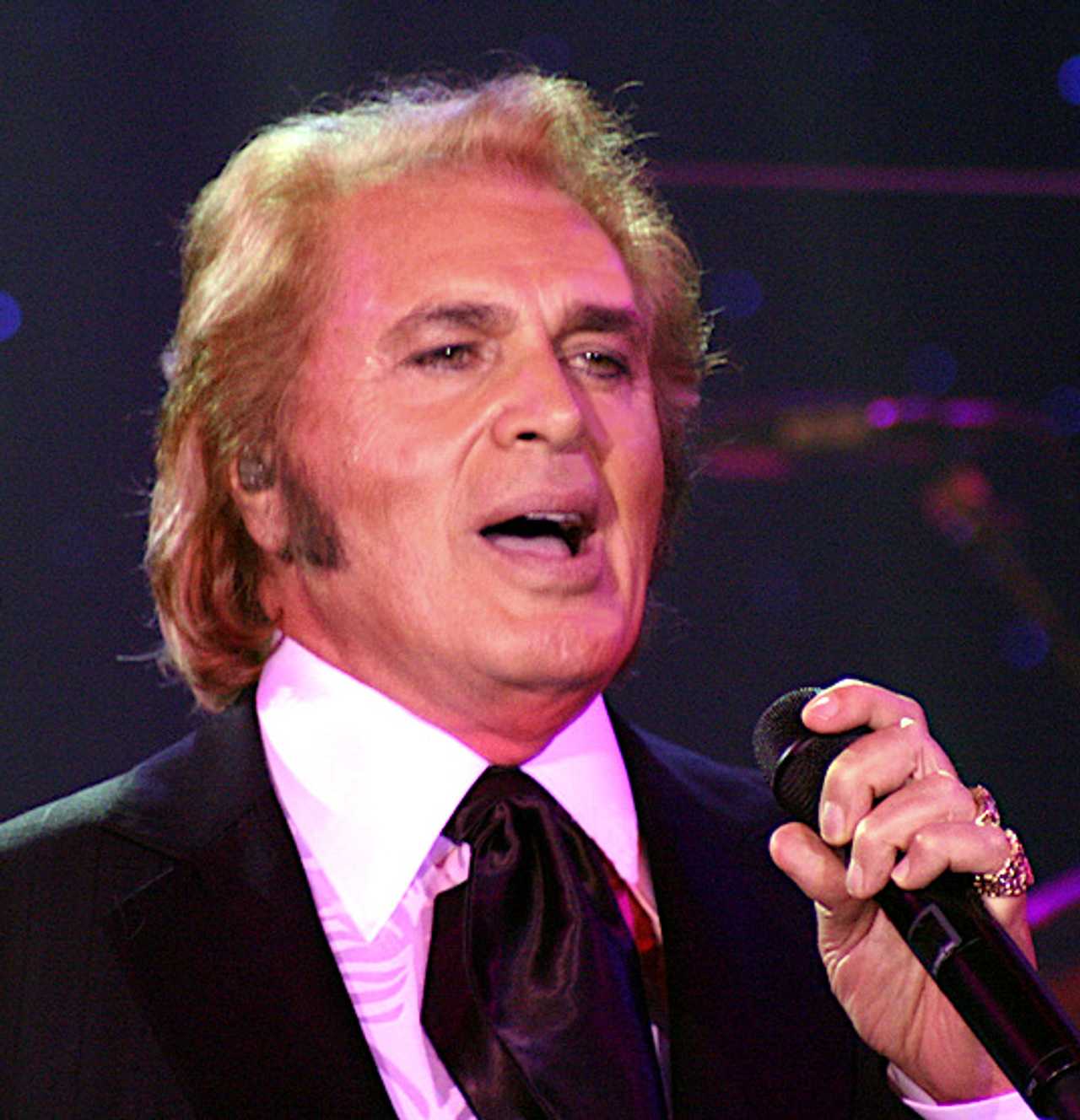 Engelbert Humperdinck’s ‘Last Waltz’ Tour Brings Back The Magic In 2025