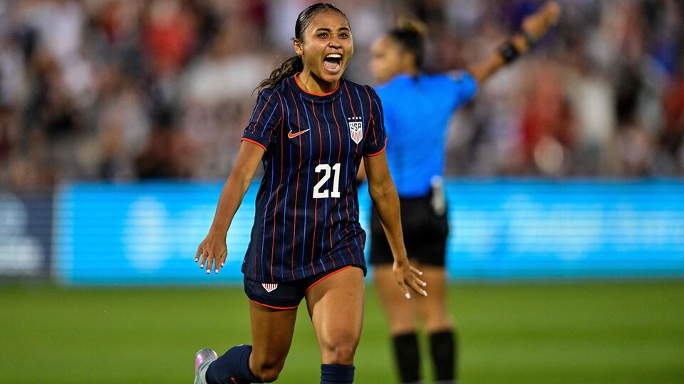 Who is Alyssa Thompson? Chelsea sign 20-year-old USA forward for club ...