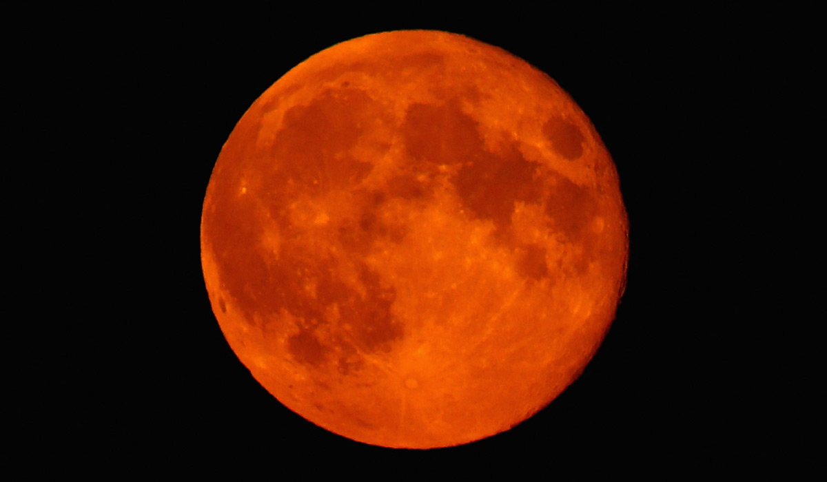 Sky-gazers in for a rare treat this weekend as a blood red moon rises ...