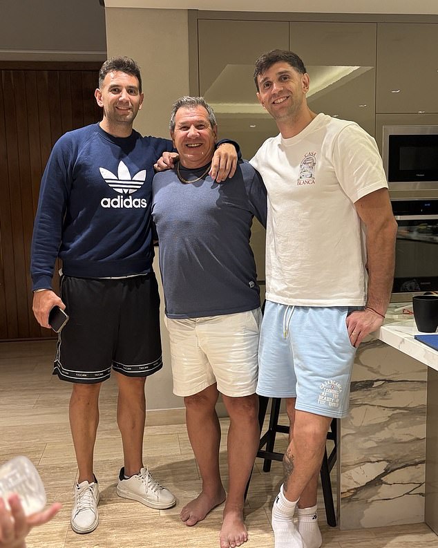 Emi Martinez's family break silence on his failed Man United transfer