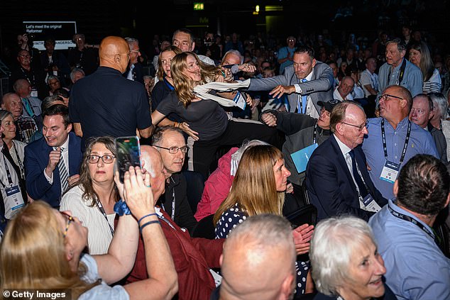 Moment Nigel Farage roars with laughter as 'boring' hecklers are ...