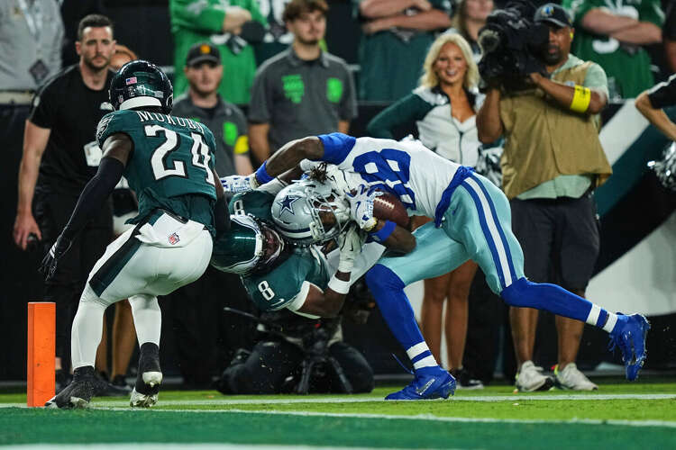 Former Texas stars Moro Ojomo, Andrew Mukuba have memorable NFL opener ...