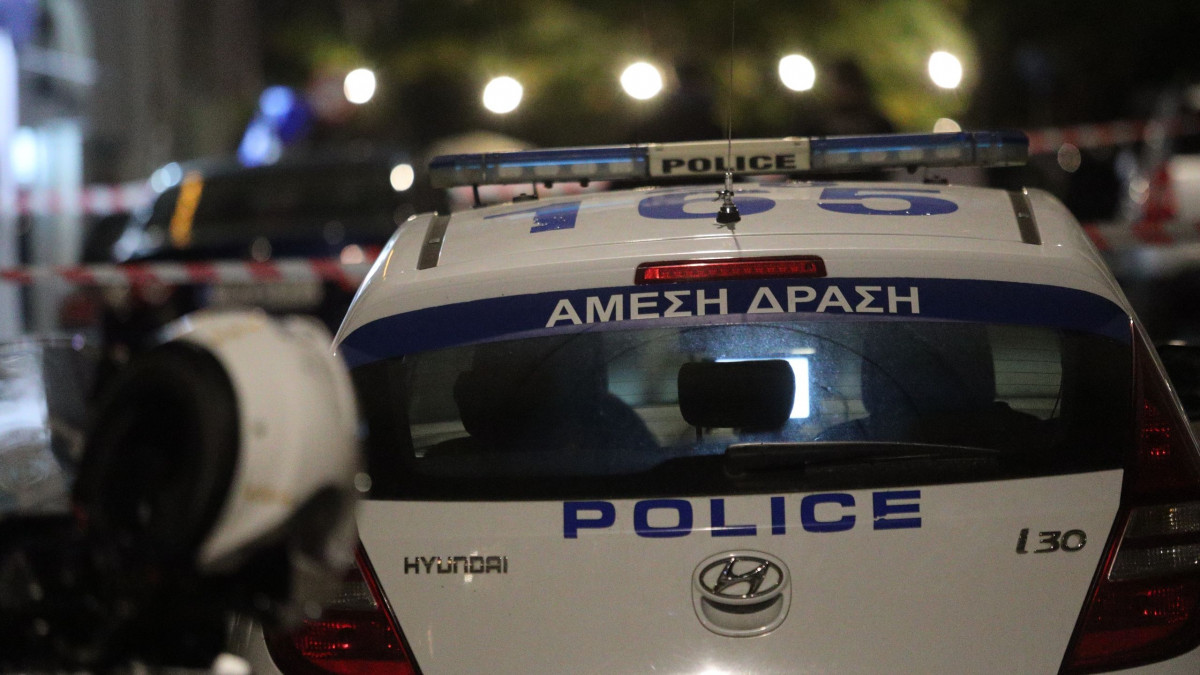 Άγιοι Ανάργυροι: Συνελήφθη άνδρας που κυκλοφορούσε με μπαλτά μέσα στον ...