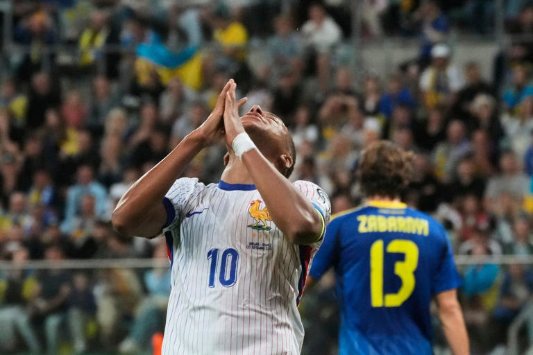 Mbappé anota en la victoria de Francia 2-0 sobre Ucrania en la ...