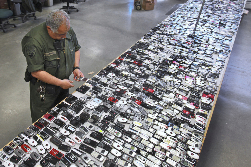 FCC taking steps that would allow US prisons to jam prisoners' cellphone signals