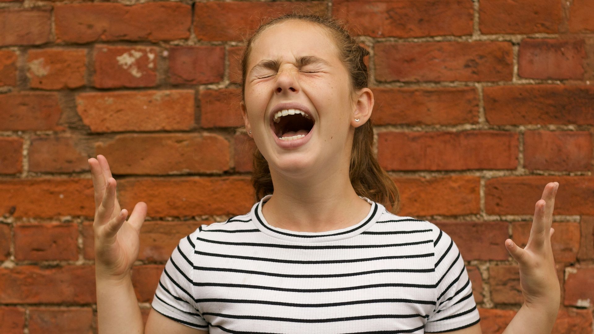 20 Things People Do That Make Them Look "Uneducated" Right Away