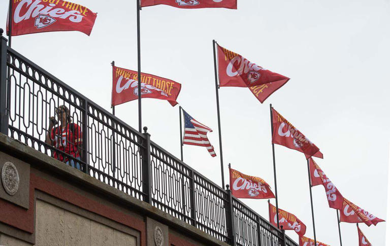 See how the Chiefs kicked off Red Friday at the Country Club Plaza