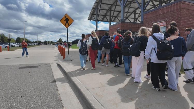 Hundreds of Rockford High School students walk out of class for gun ...