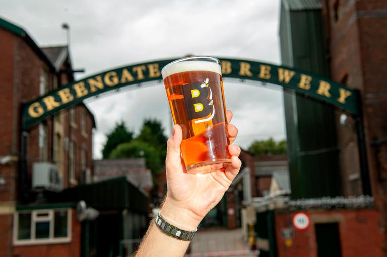 By 'Eck! First pint of cask Boddingtons poured in Manchester after ...