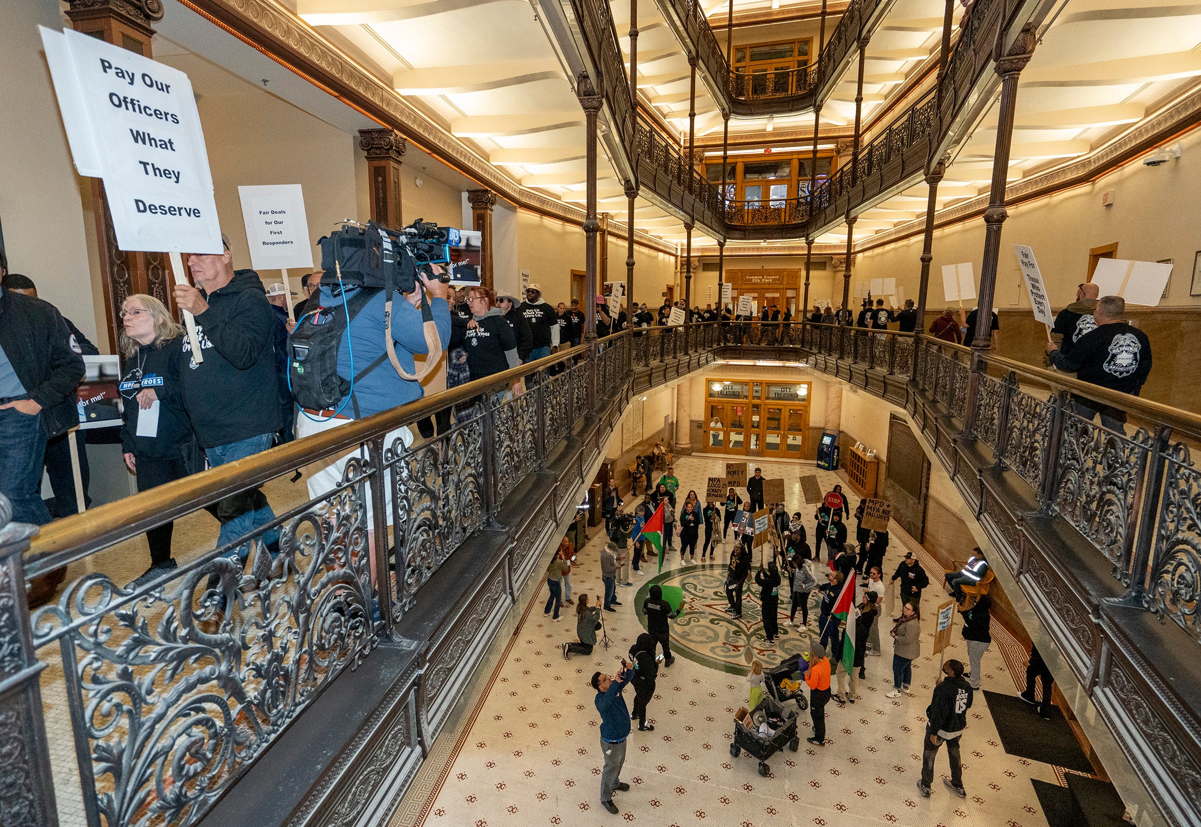 Milwaukee committee moves police union contract forward, costs ...