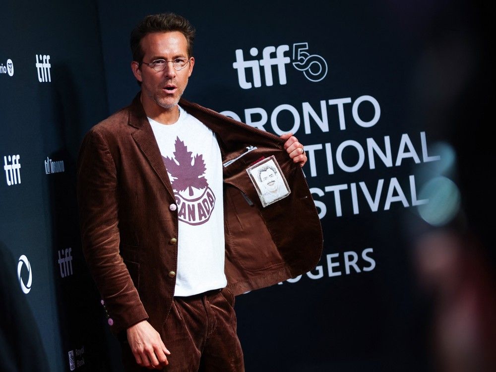 Ryan Reynolds and family enjoy a movie night under the stars at Muskoka ...