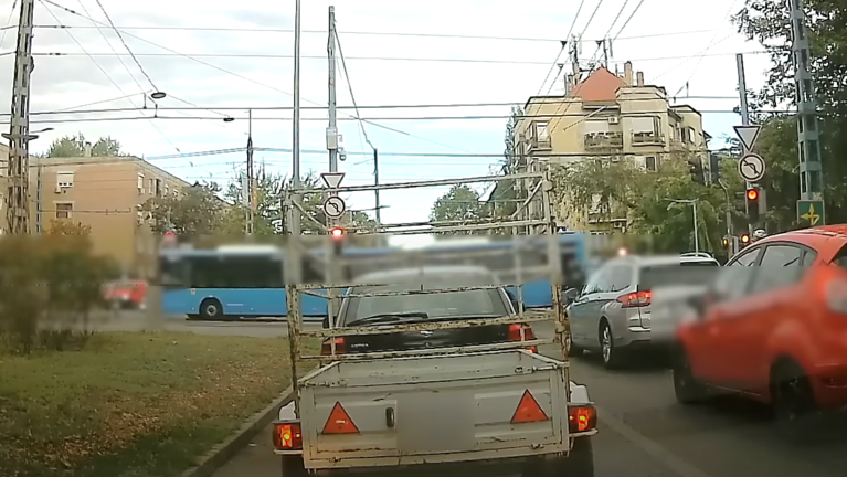 Fura jelenetek Budapesten, egymás után álltak keresztbe a buszok az autósok előtt