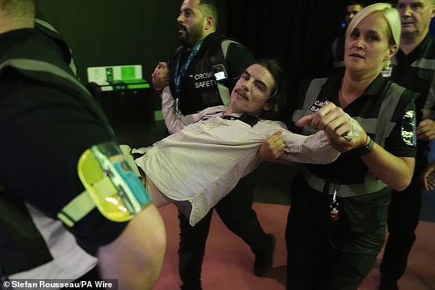 Moment Nigel Farage roars with laughter as 'boring' hecklers are ...