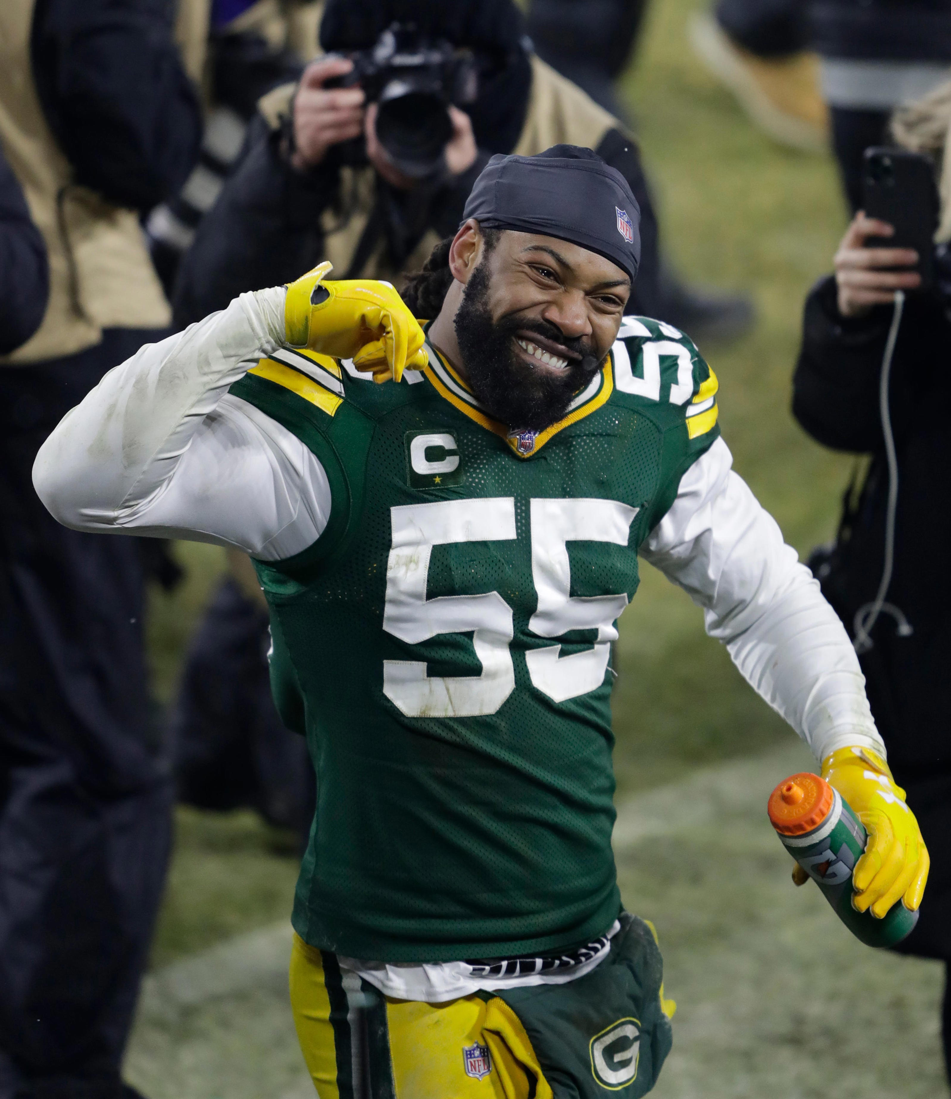 Former Packers defensive end Za'Darius Smith signs with the Super Bowl champion Eagles