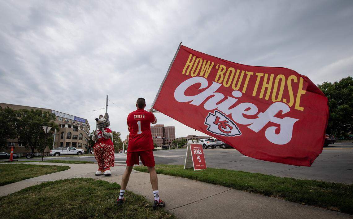 See how the Chiefs kicked off Red Friday at the Country Club Plaza