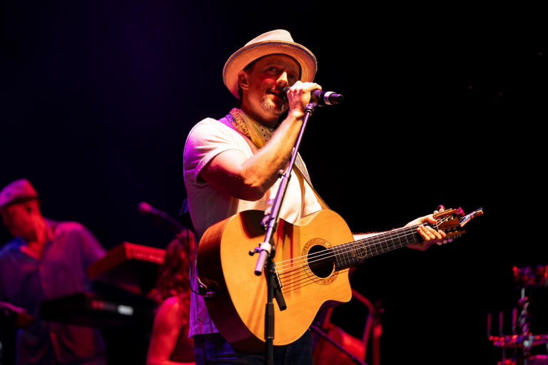 Jason Mraz Joins Jonas Brothers on Stage for 'I'm Yours' in San Diego