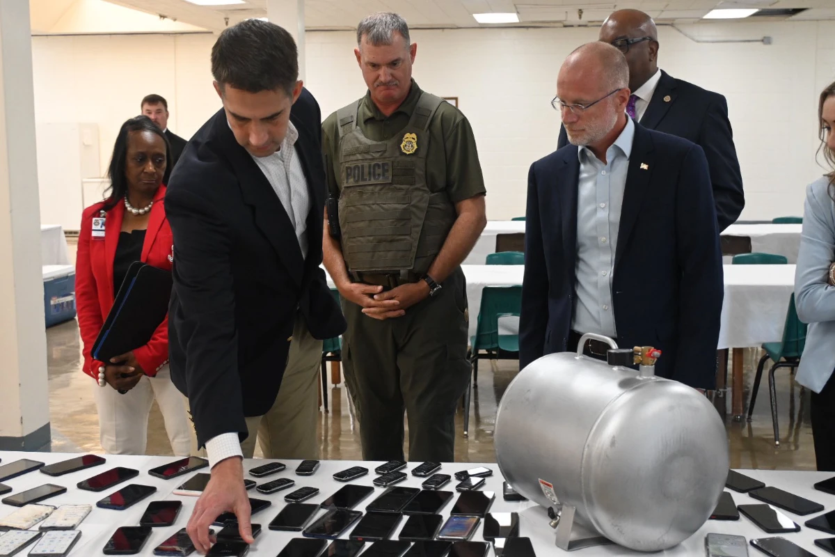 FCC chairman wants prisons to jam cell phone signals