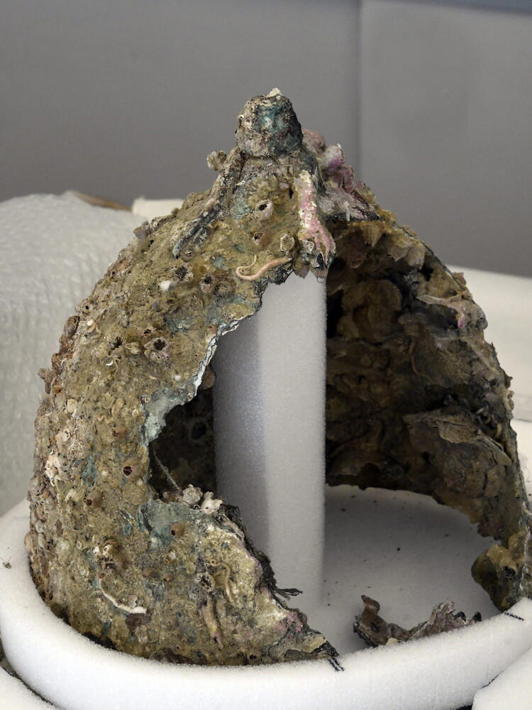 Dai fondali delle Egadi un elmo in bronzo della prima guerra punica