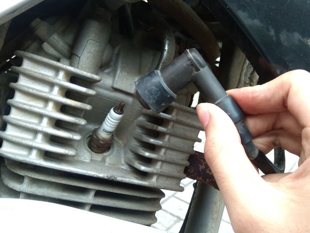 Cara Buka Cop Busi Motor Yang Benar Tanpa Takut Rusak, Simak Triknya