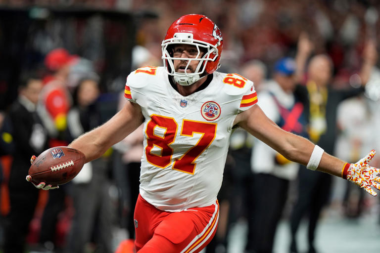 Patrick Mahomes moves past quarterbacking legend with latest accomplishment