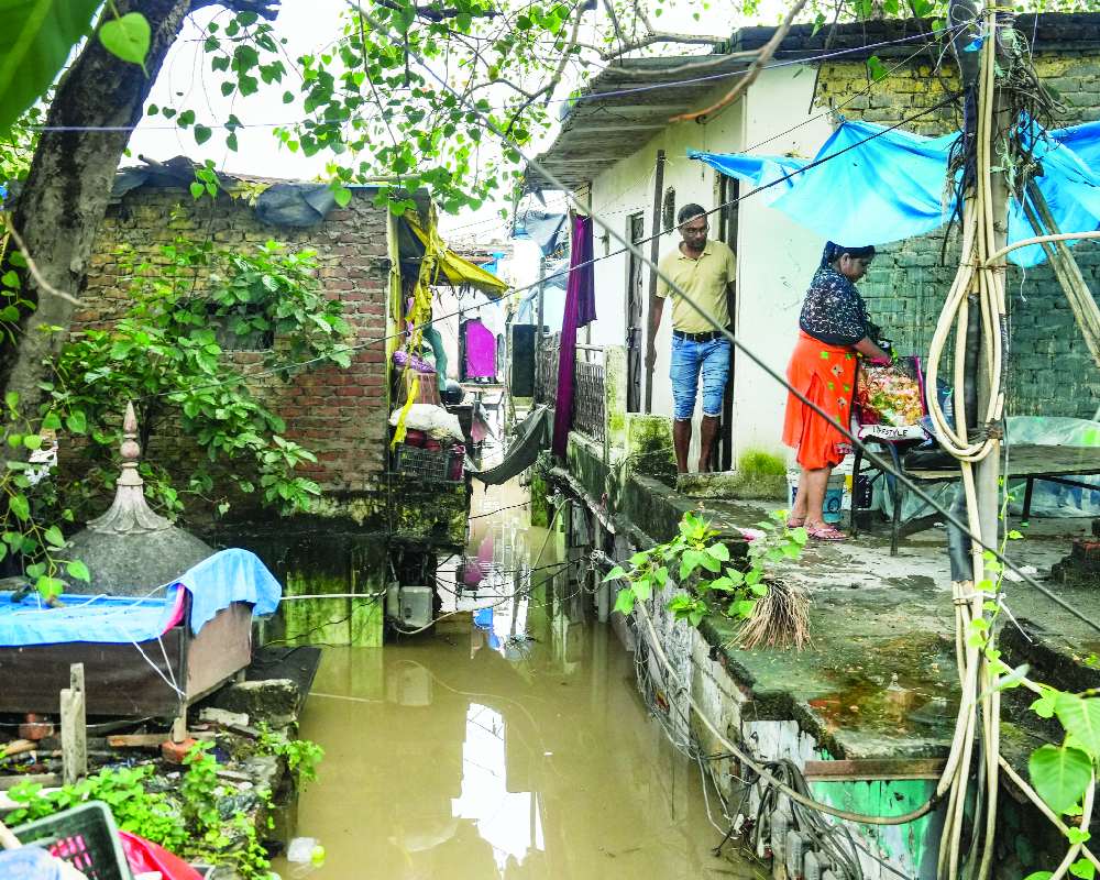 Flood victims battle fever, infections