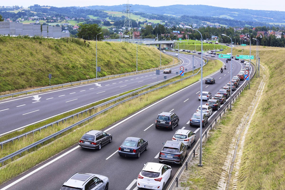 Peut-on s'insérer en tête d'un embouteillage qu'on a dépassé?