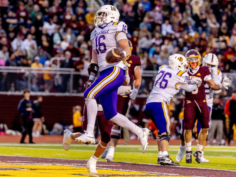 PHOTOS: Davison battles Warren De La Salle in tough high-flying ...
