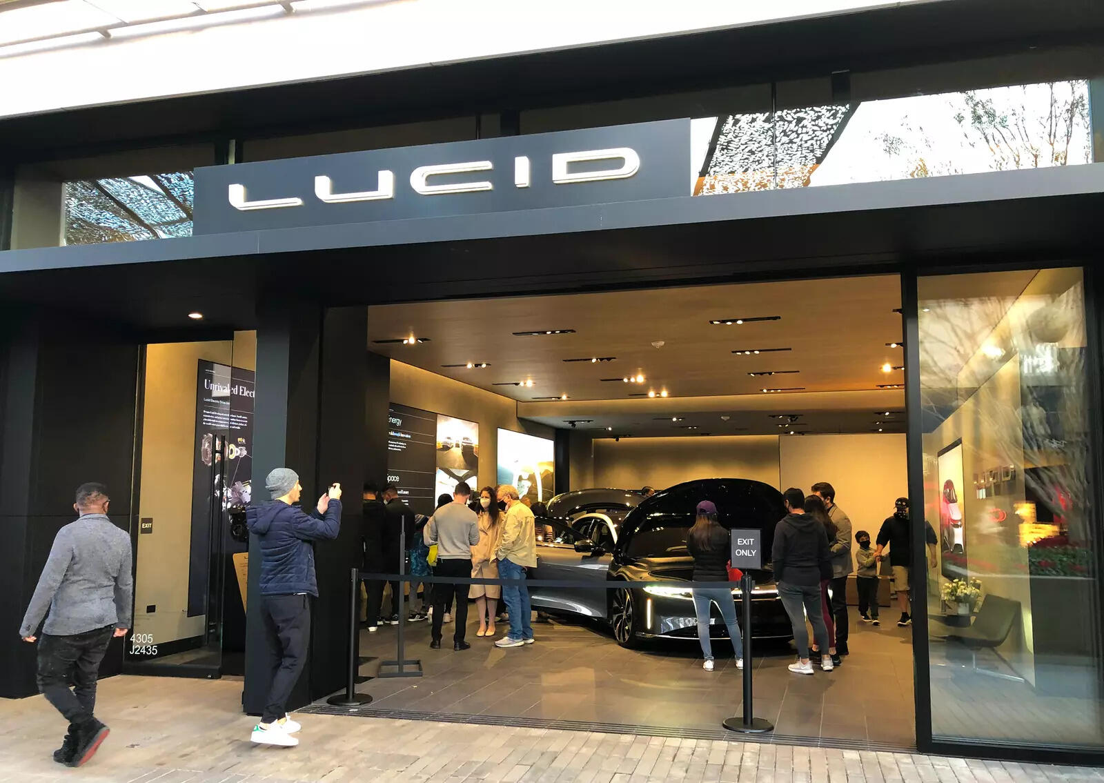 Lucid shares jump as it secures $300 million investment from Uber for ...