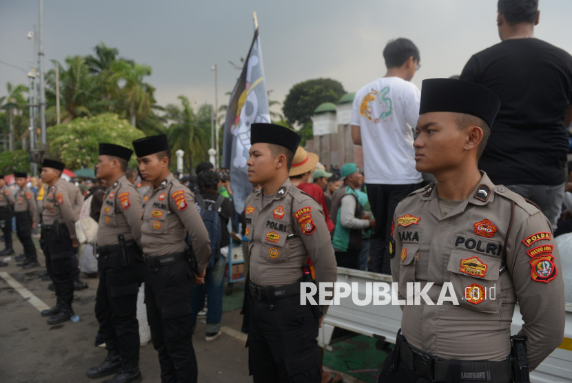 Momentum Maulid Nabi, Polisi Jaga Aksi di Gedung DPR Pakai Peci