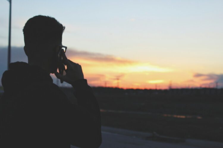 15 Signs Someone Pretends to Be Close Just to Use You