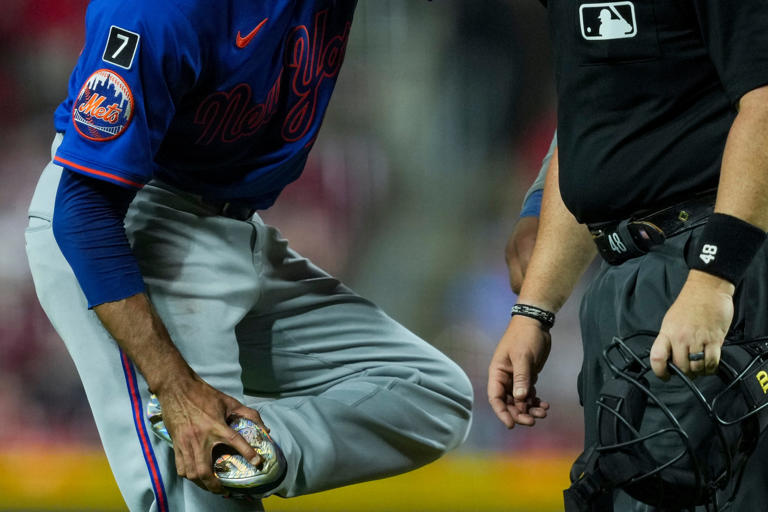 A jam and a cleat change: How Edwin Diaz, Mets weathered zany ninth ...