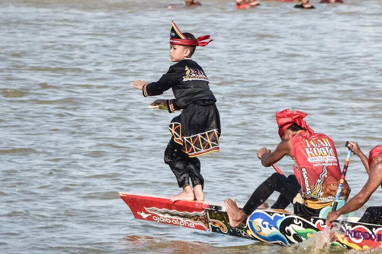 Indonesia: Dancing boy turns ancient boat race into global party