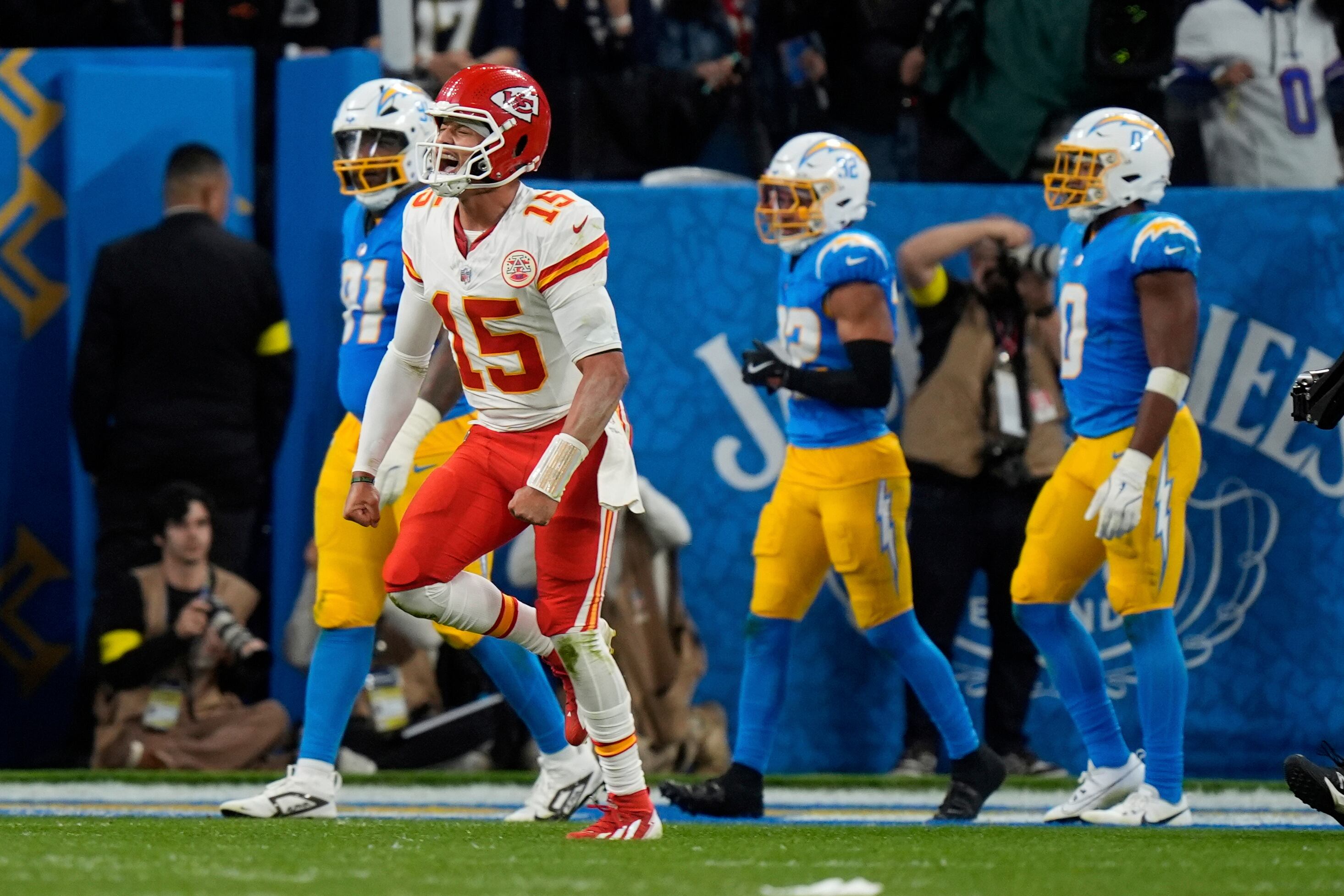 Patrick Mahomes moves past quarterbacking legend with latest accomplishment