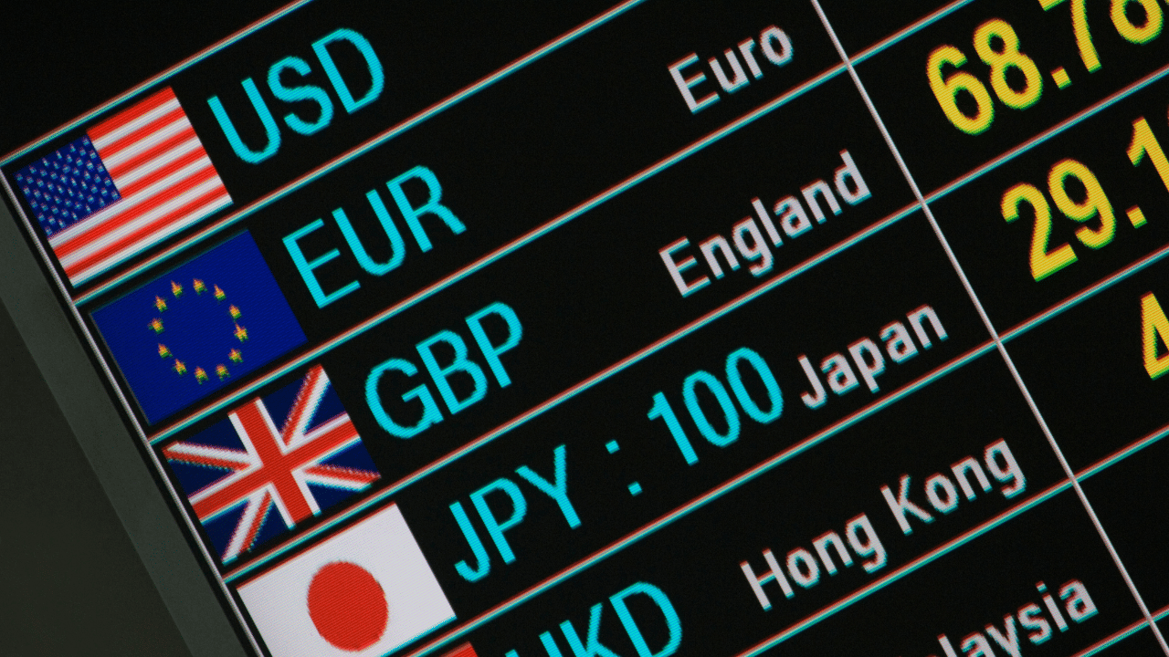 Forex reserves drop by USD 2.3 billion to USD 700.2 billion