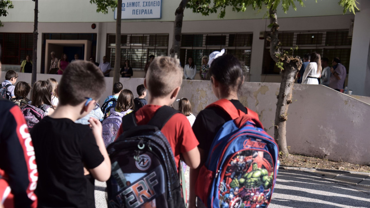 Από τις παραλίες, στα θρανία: Πώς θα γίνει ομαλά η επιστροφή στο ...