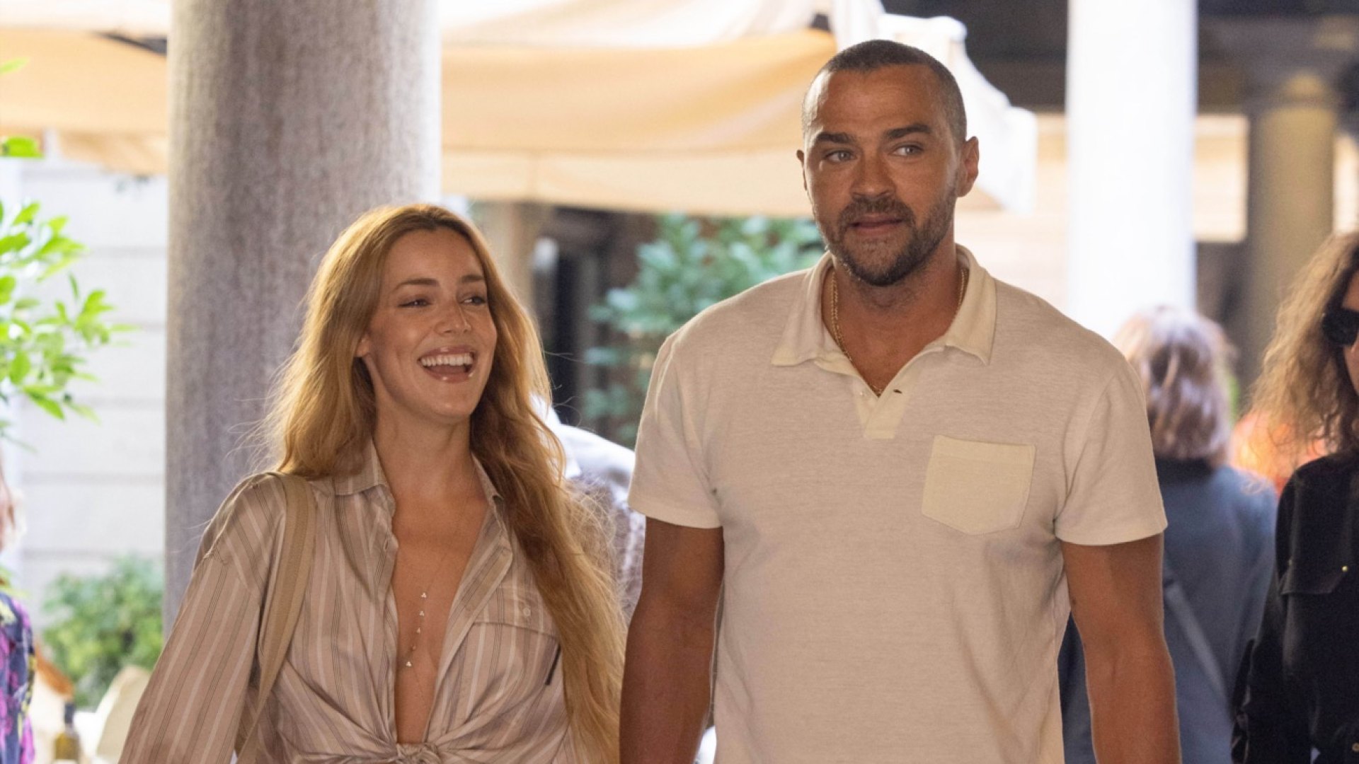Jesse Williams visto de la mano con su coprotagonista de "Hotel ...