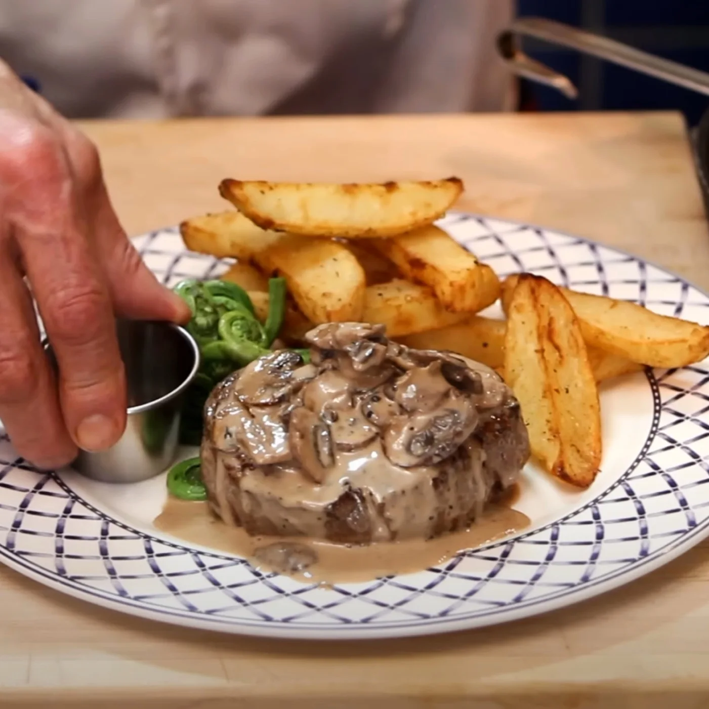 Recette de Steak à la sauce crémeuse aux champignons : pour un plat ...