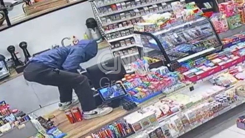 Βίντεο ντοκουμέντα με τη δράση 24χρονου που «ξάφριζε» μίνι μάρκετ στη ...