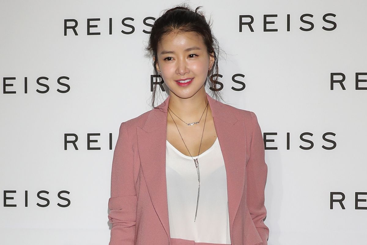 Actress Apologizes After Showing Son's Poor Restaurant Manners in Video