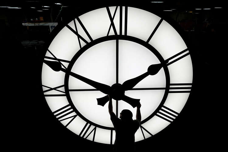 When does daylight saving time end in 2025? What to know about the fall ...