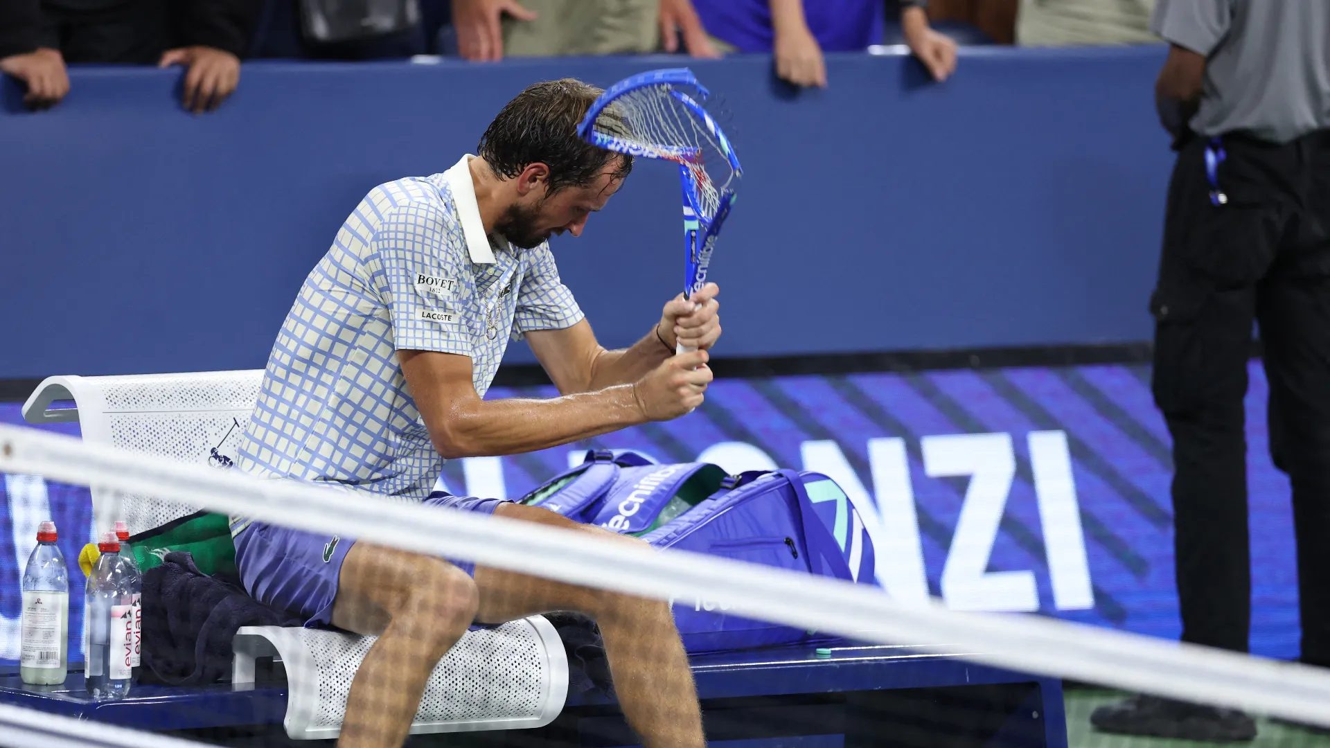 De absurde scène komt Medvedev duur te staan: de foto's