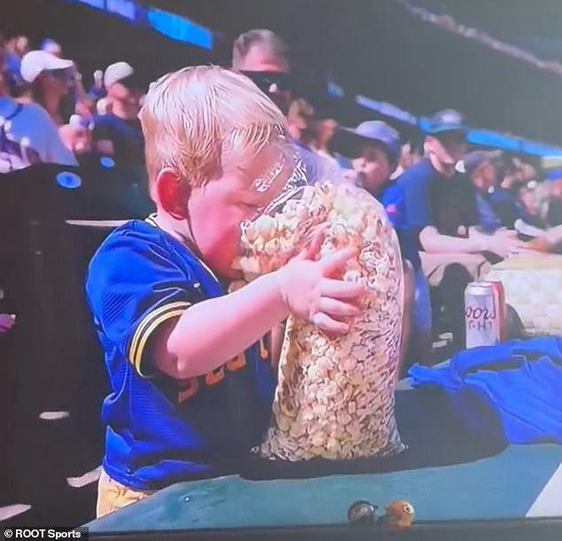 Young Mariners fan BURIES his face into popcorn as clip of epic moment ...