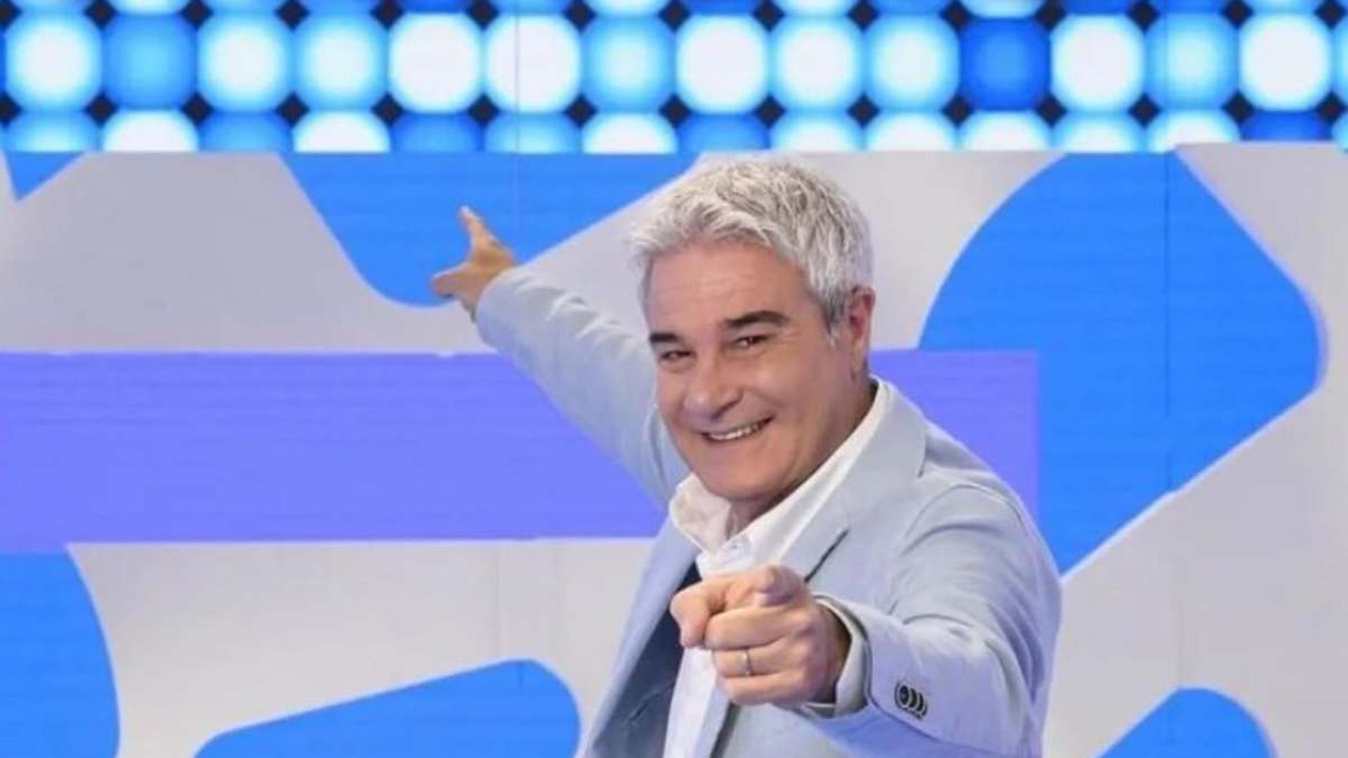 Pino Insegno: età, dove vive, fidanzata, ex moglie, studi. Tutto sul ...