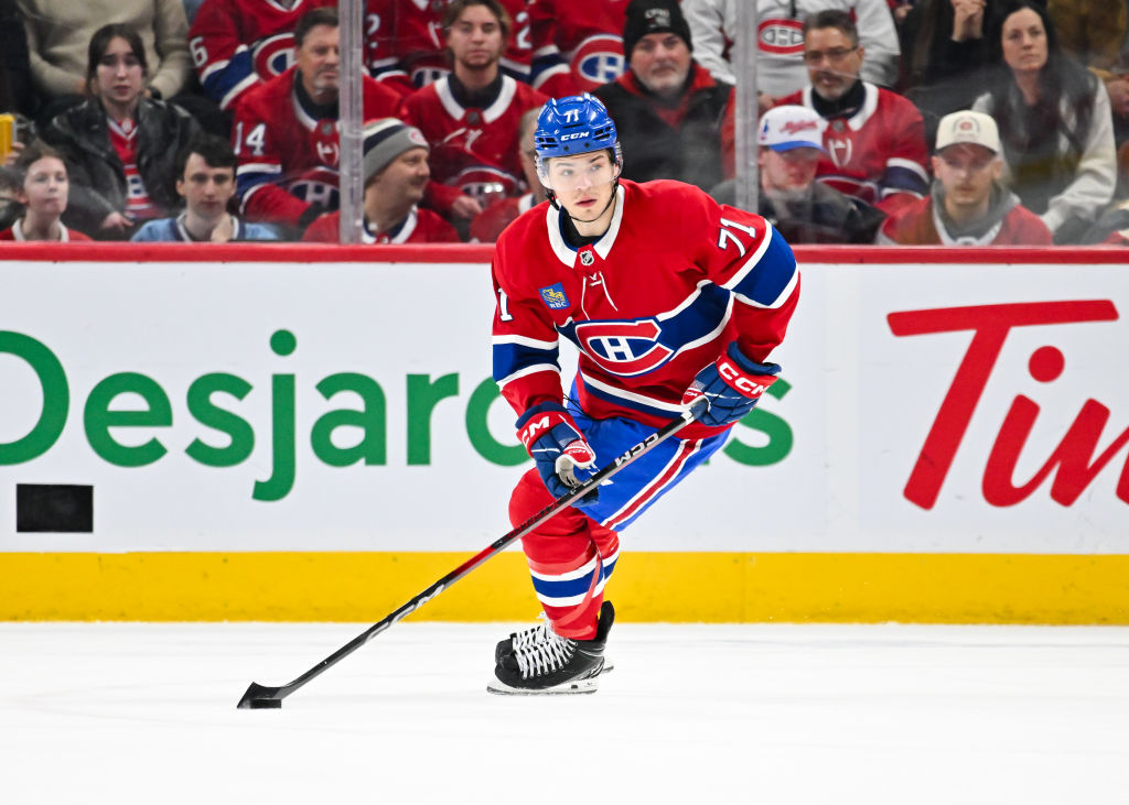 Jake Evans doit être le centre #2 en attendant Kirby Dach, selon Rick ...