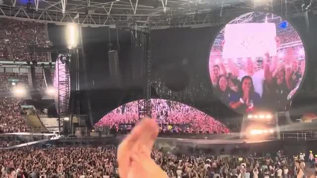 Coldplay singer Chris Martin’s ‘kisscam’ captures marriage proposal at ...