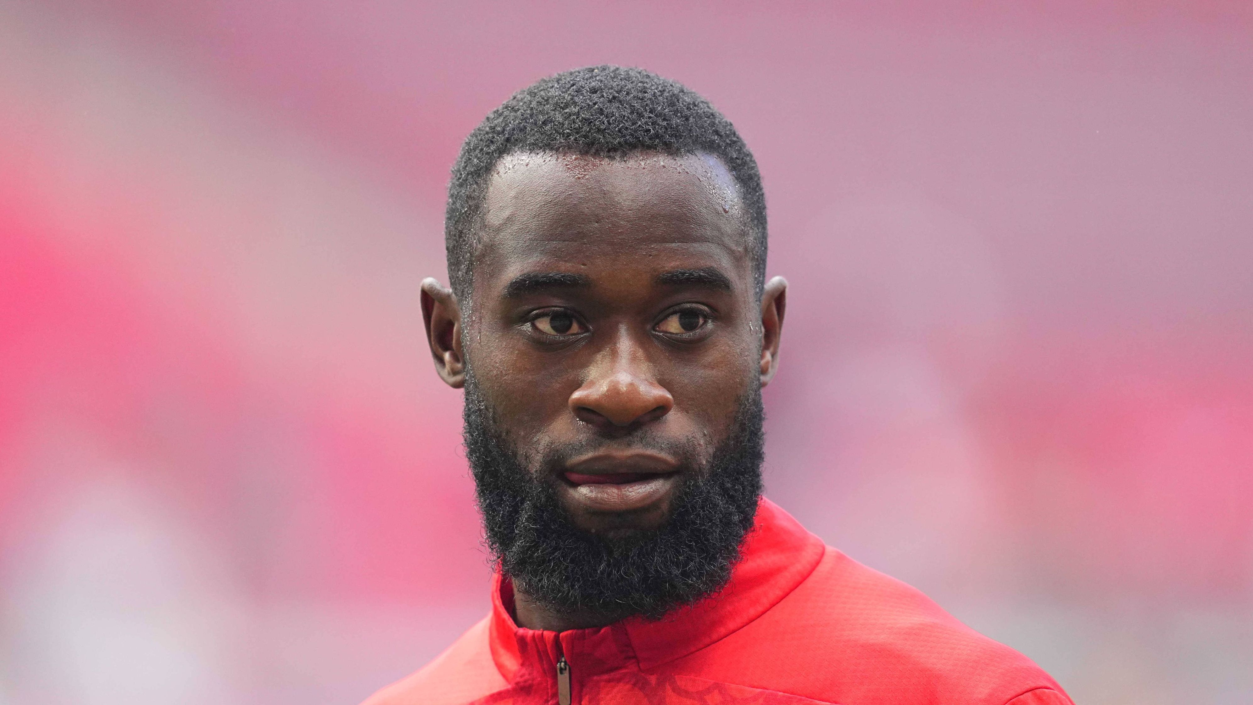 Lutsharel Geertruida op weg naar uitgang bij RB Leipzig