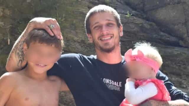 Muore travolto da una duna di sabbia davanti ai figli, la tragica fine di Kane Watson in Nuova ...